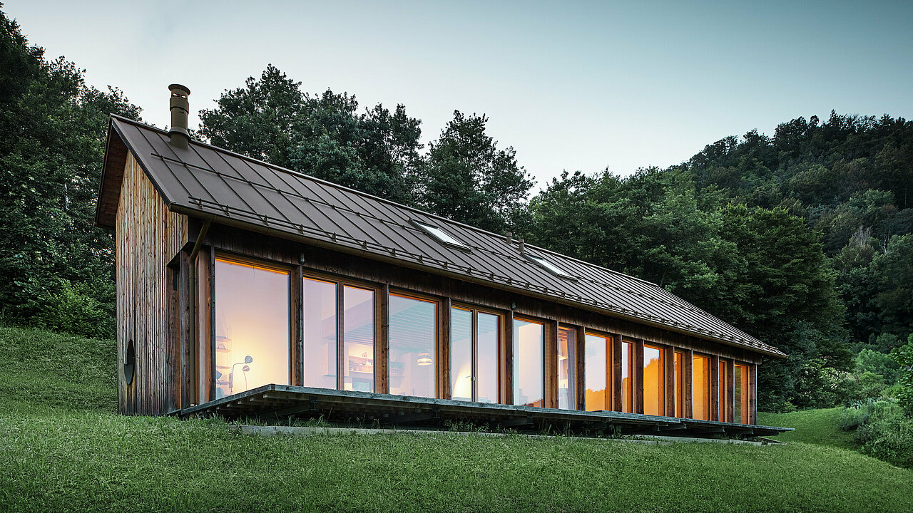 Minimalizem z dodano vrednostjo: aluminijasta streha in lesena fasada ...