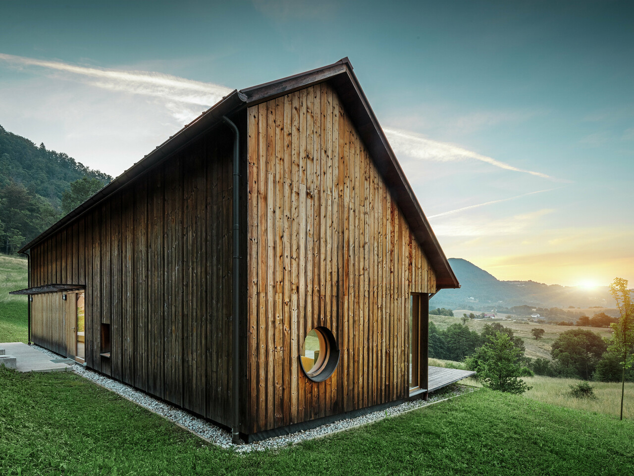 Minimalizem z dodano vrednostjo: aluminijasta streha in lesena fasada ...