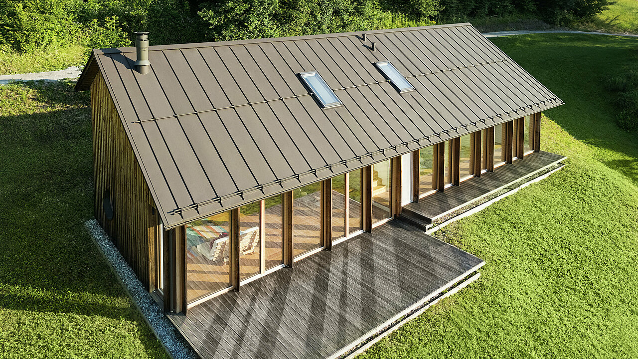 Minimalizem z dodano vrednostjo: aluminijasta streha in lesena fasada ...